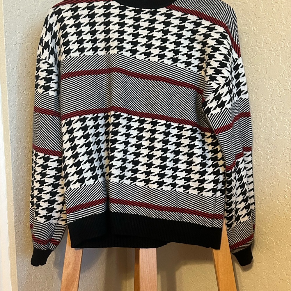 Classic Black and White Houndstooth Pattern Sweater - Gem